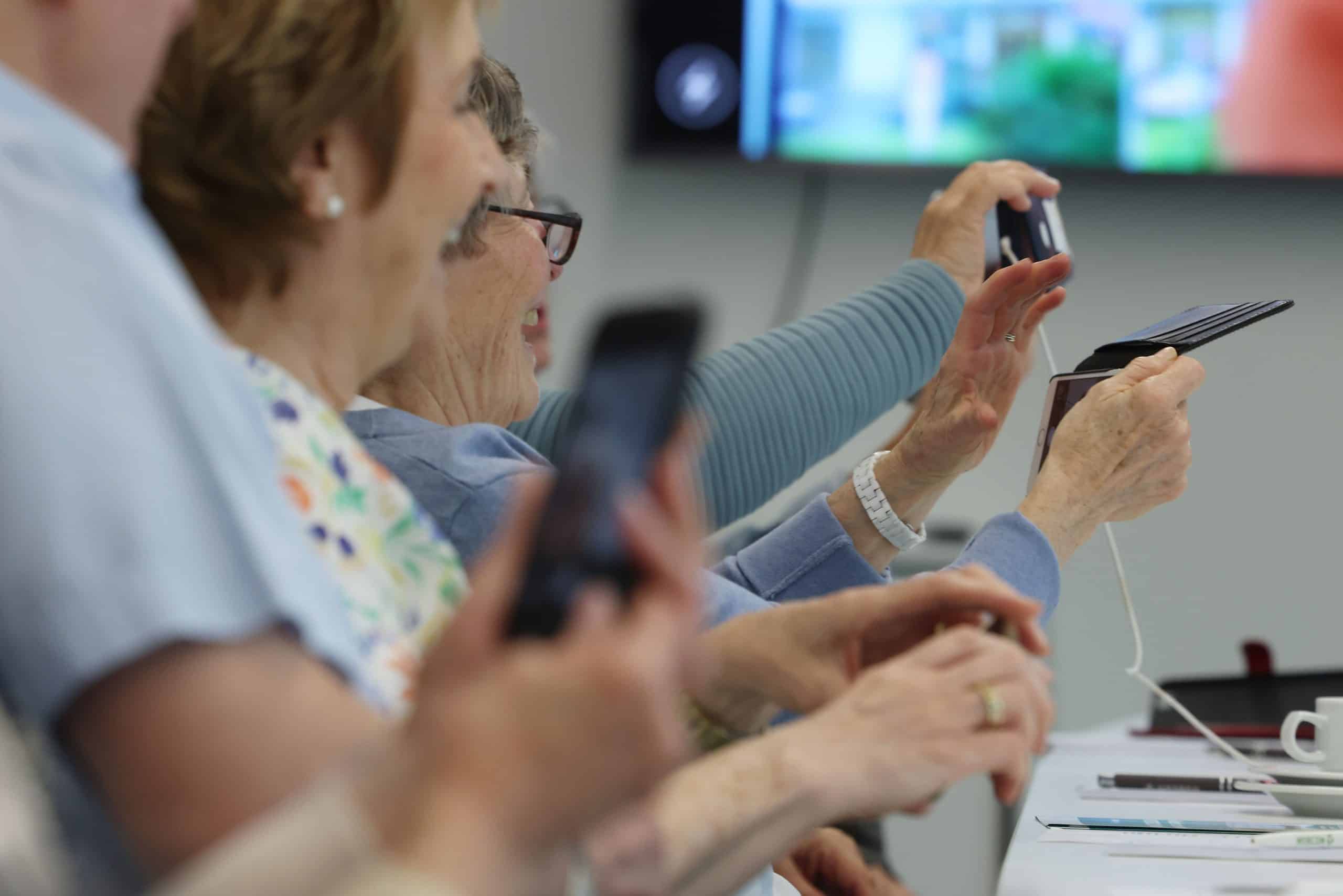 Smartphone-Schulung für Senior:innen vermittelt digitales Grundwissen ...